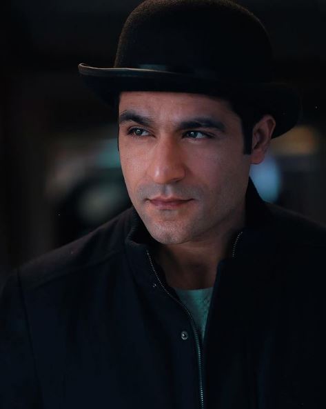 Sunny Hinduja Wiki - Age, Wife, Movies, Biography, Family & More