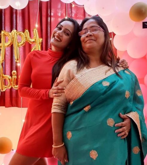 Who is Amika Shail? Wiki, Biography, Husband, Boyfriend, Family, Caste ...
