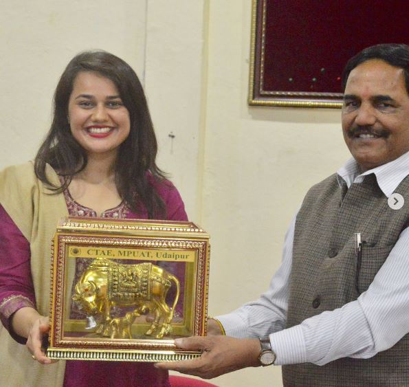 Who is Tina Dabi IAS? Wiki, Biography, Husband, Parents, Age, Education ...