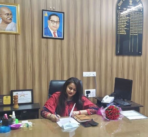 Who is Tina Dabi IAS? Wiki, Biography, Husband, Parents, Age, Education ...