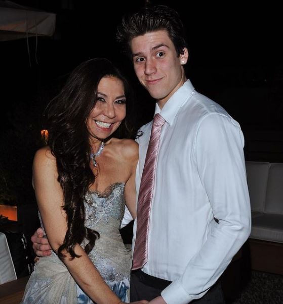 Anna Shay Age, Net Worth, Wiki, Biography, Husband, Children, Height ...