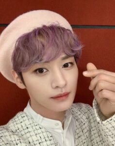 Lee Know (Stray Kids) Wiki, Bio, Age, Height, Wife, Family, Net worth ...