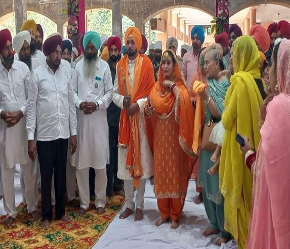 Narinder Kaur Bharaj Biography - Wiki, Age, Husband, Parents, Caste ...