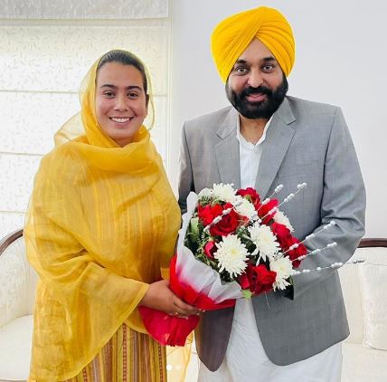 Narinder Kaur Bharaj Biography - Wiki, Age, Husband, Parents, Caste ...