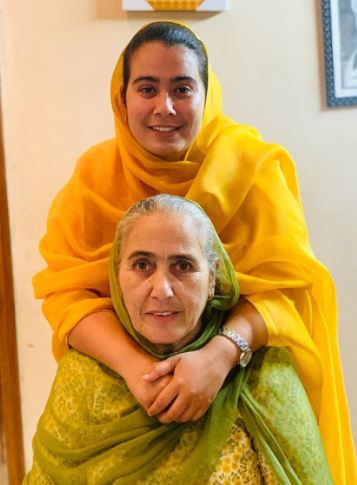 Narinder Kaur Bharaj Biography - Wiki, Age, Husband, Parents, Caste ...