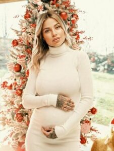 Who is Zoe Cristofoli? Wiki, Age, Boyfriend, Family, Tattoos, Height ...