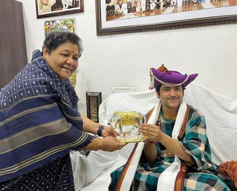 Who is Dhirendra Krishna Shastri? Wiki, Wife, Age, Biography, Family ...