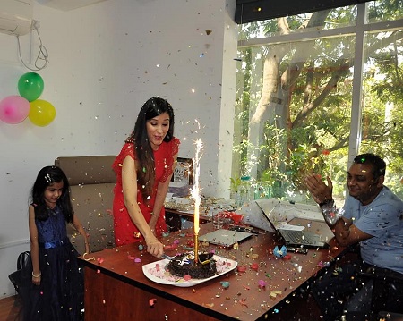 Who is Chinu Kala? Wiki, Age, Husband, Net worth, Parents, Daughter ...