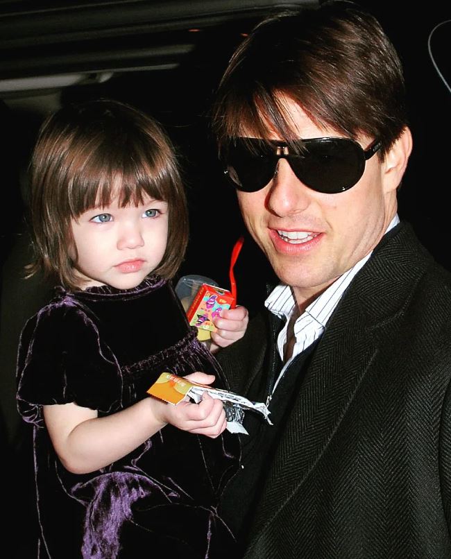 Suri Cruise Holmes: Biography, Net Worth, Height, Age, Family, Wiki ...