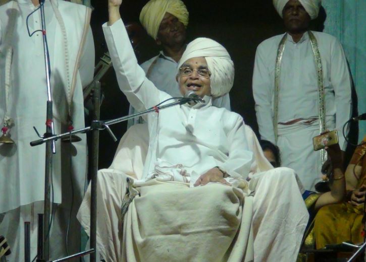 Who was Baba Maharaj Satarkar? Wiki, Biography, Age, Wife, Children ...