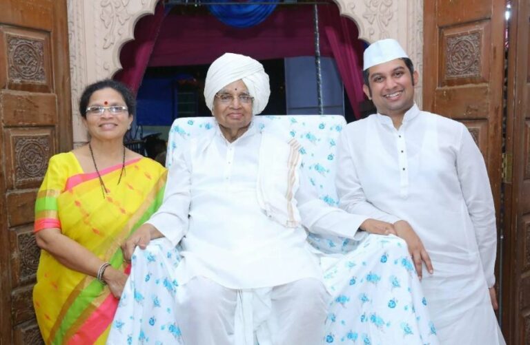 Who was Baba Maharaj Satarkar? Wiki, Biography, Age, Wife, Children ...