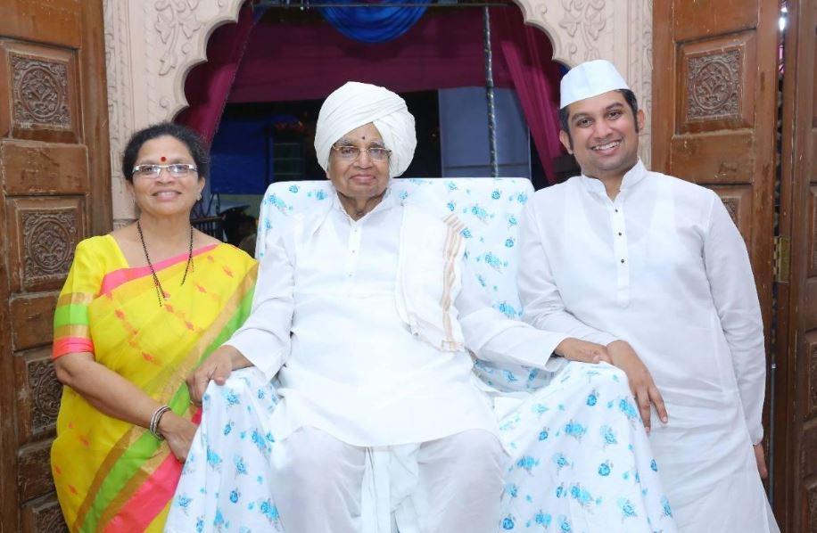 Who was Baba Maharaj Satarkar? Wiki, Biography, Age, Wife, Children ...