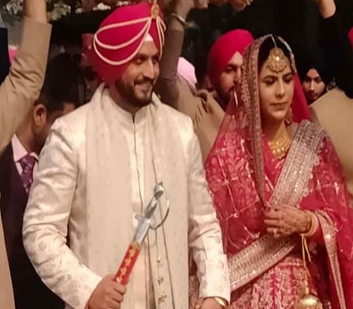 Dr Balpreet Kaur Wiki (Gurnam Bhullar's Wife), Age, Family, Biography ...