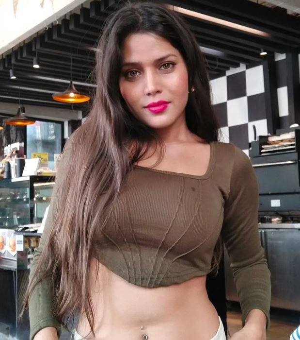 Who is Komal Ruthala? Biography, Wiki, Age, Husband, Family, Height ...
