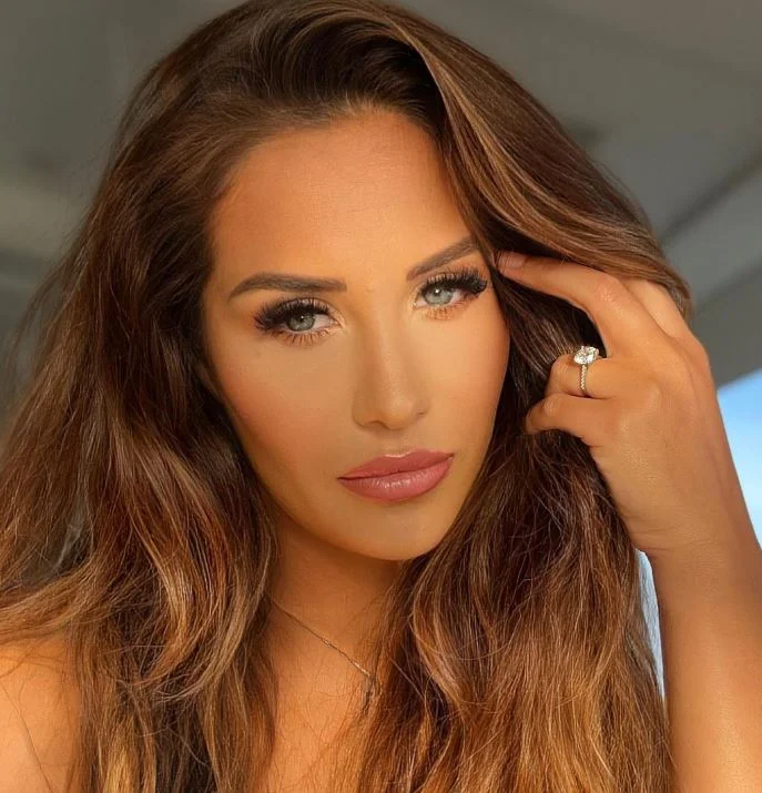 Chloe Goodman Height, Weight, Age, Net Worth, Husband, Parents, Sister ...