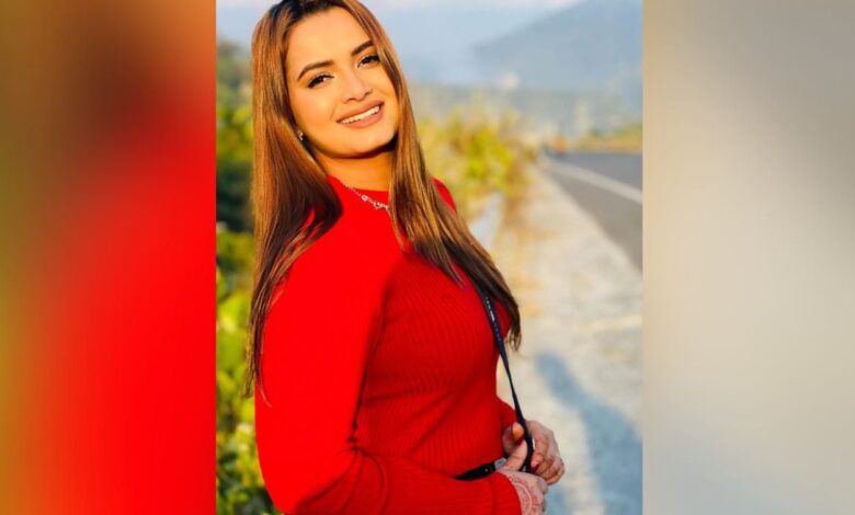 Who Is Neelam Giri? Age, Wiki, Husband, Parents, Height, Family, Caste ...