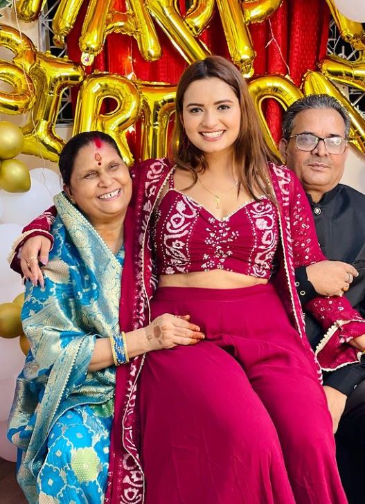 Who Is Neelam Giri? Age, Wiki, Husband, Parents, Height, Family, Caste ...