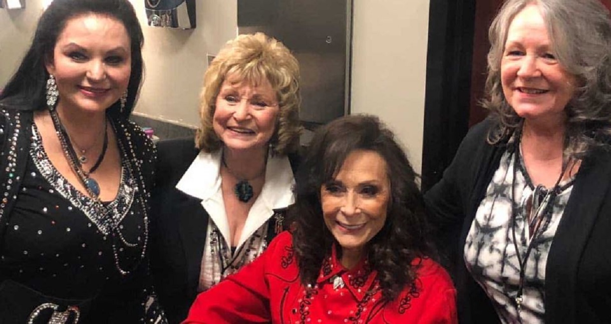 Loretta Lynn's 7 Siblings: Meet Sisters Crystal Gayle, Peggy Sue Wright ...